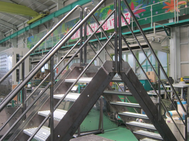 階段 | 京都市南区の薄板大型製缶板金、設備ライン向け乾燥機の製作 - 株式会社タナカテック